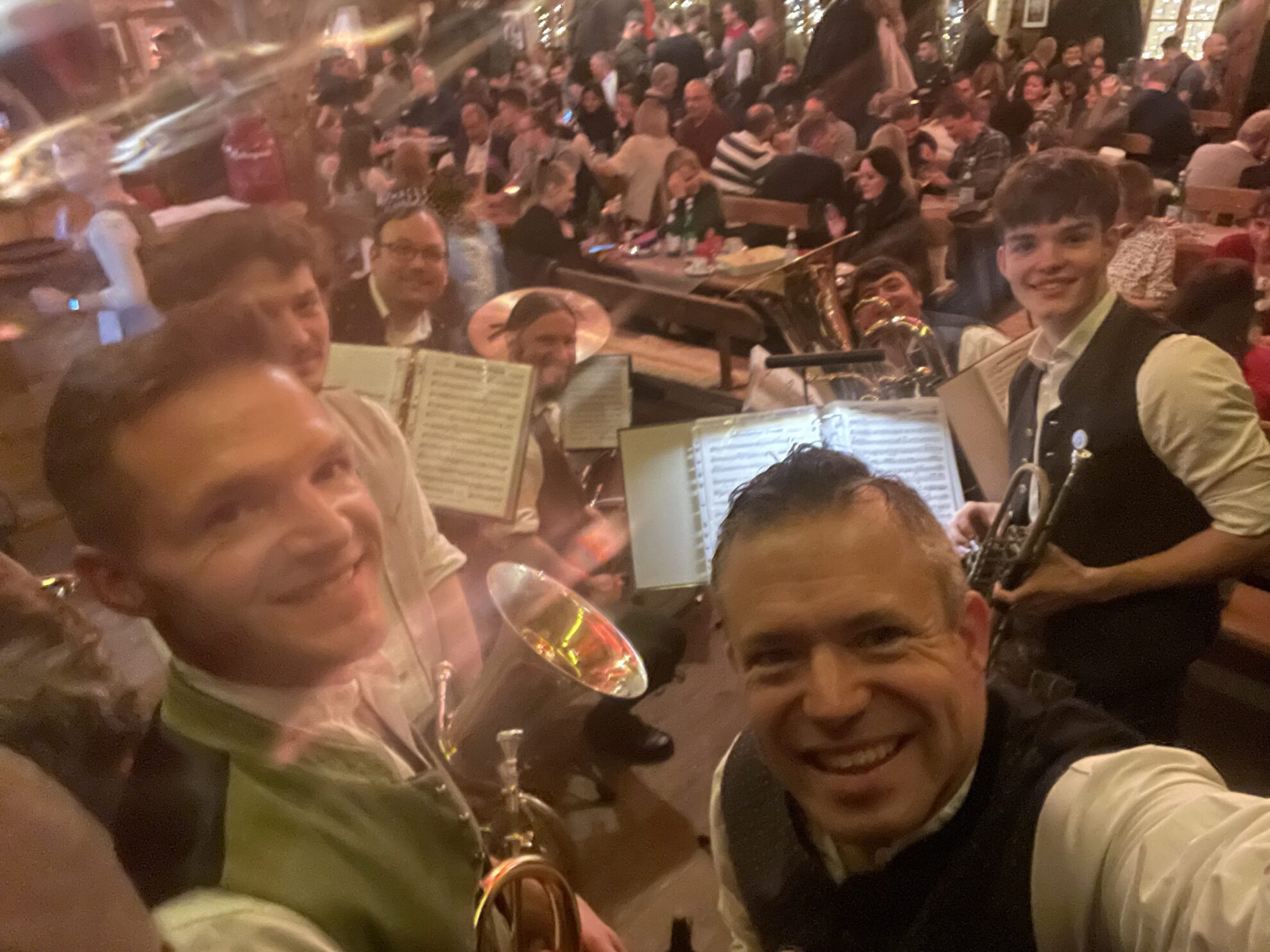 Prosit Brassers in der Almhütte - Prosit Brassers